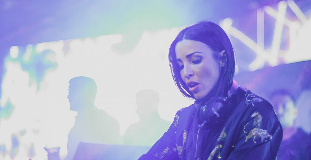 B Jones estrena sello discográfico – HIT FM