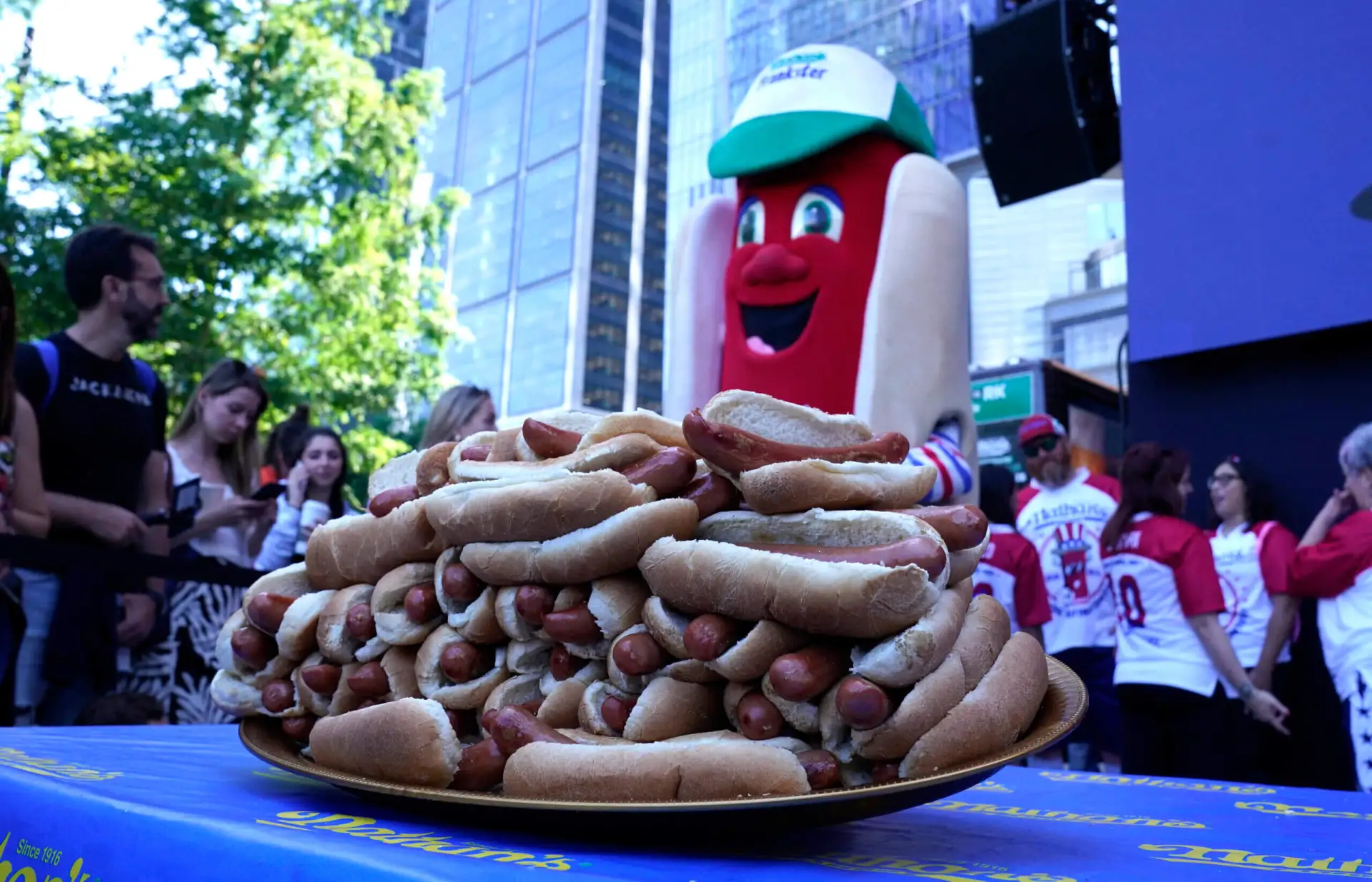 Vetan al ganador del tradicional concurso de comer perritos calientes ...